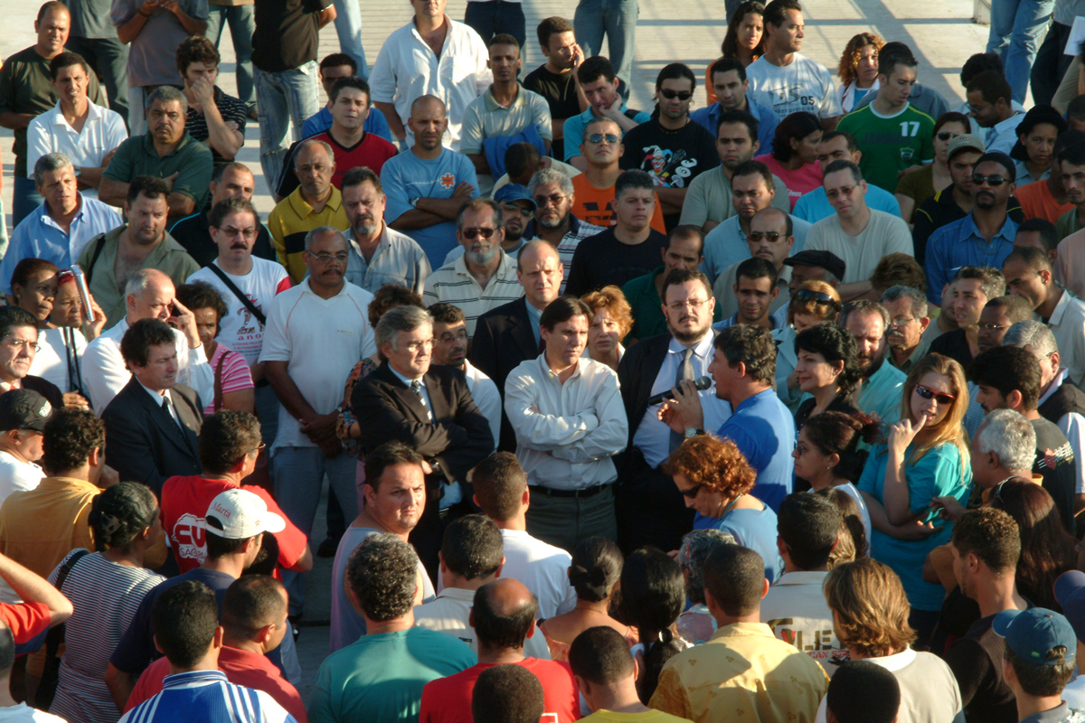 Comitiva de deputados busca solução para funcionários demitidos da Febem