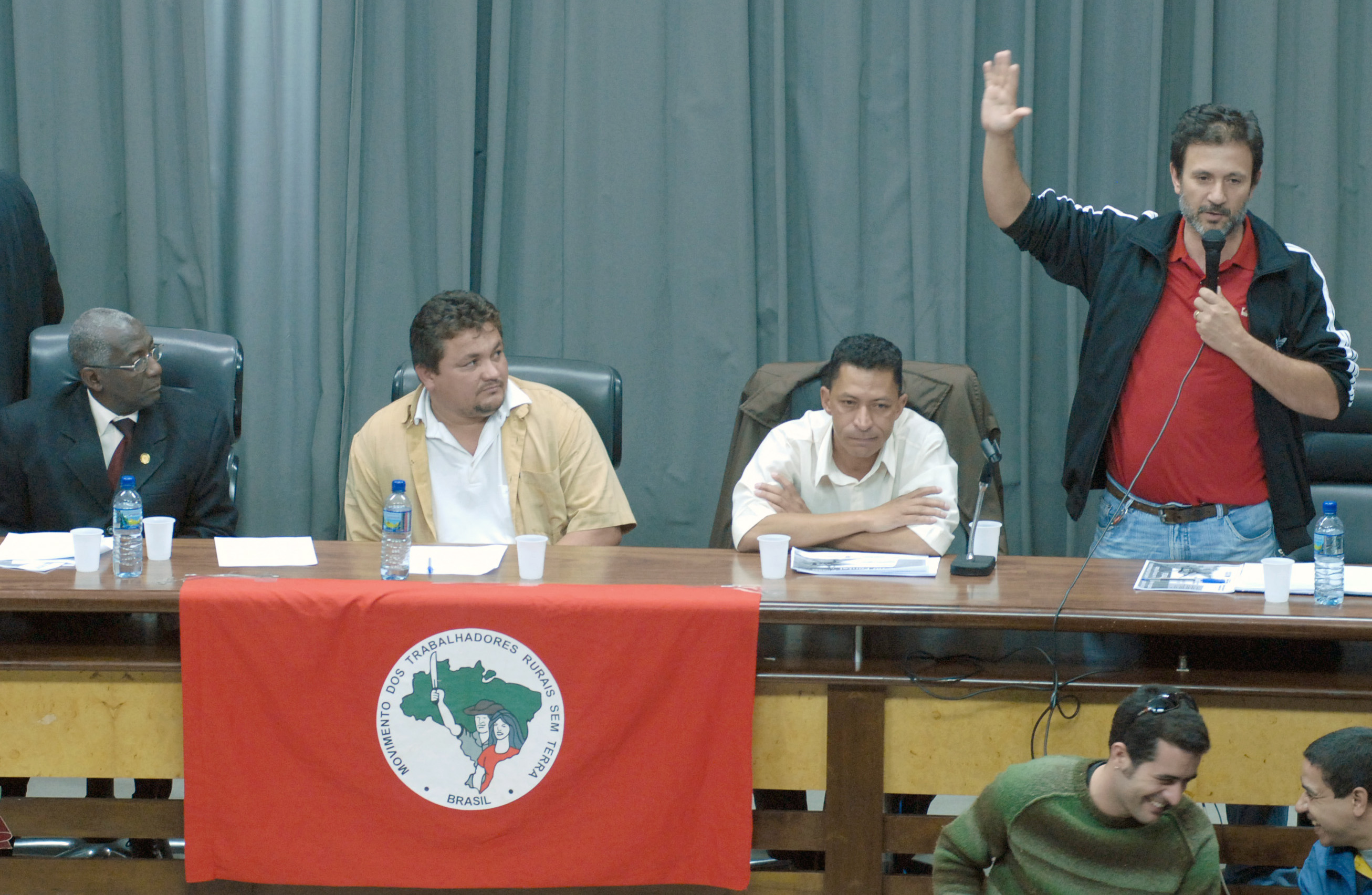 Trabalhadores sem terra protestam contra projeto de regularização de ...
