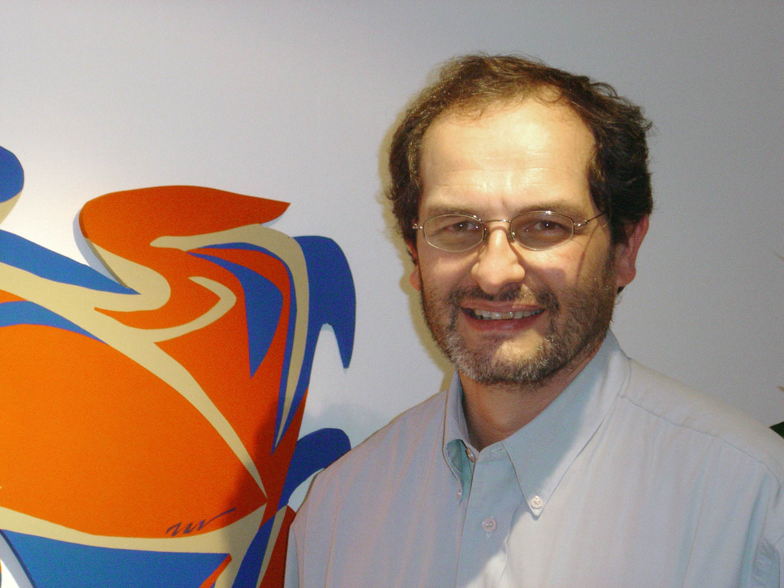 Os recortes de Marcos Lopes, valorizados pelo trinômio "cor-movimento-luz"