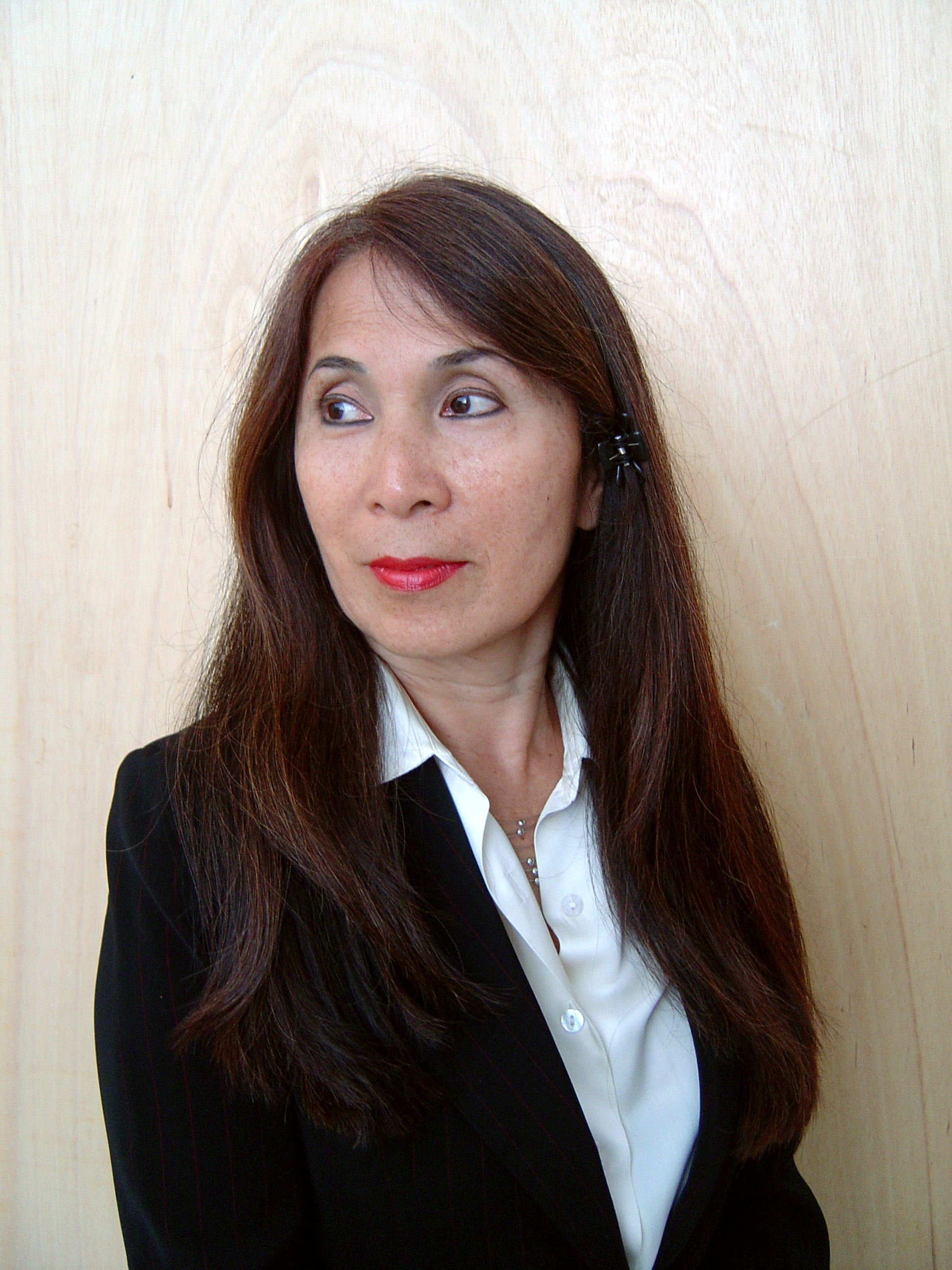 Alice Takeda de Souza exalta no bronze a ternura e a beleza femininas