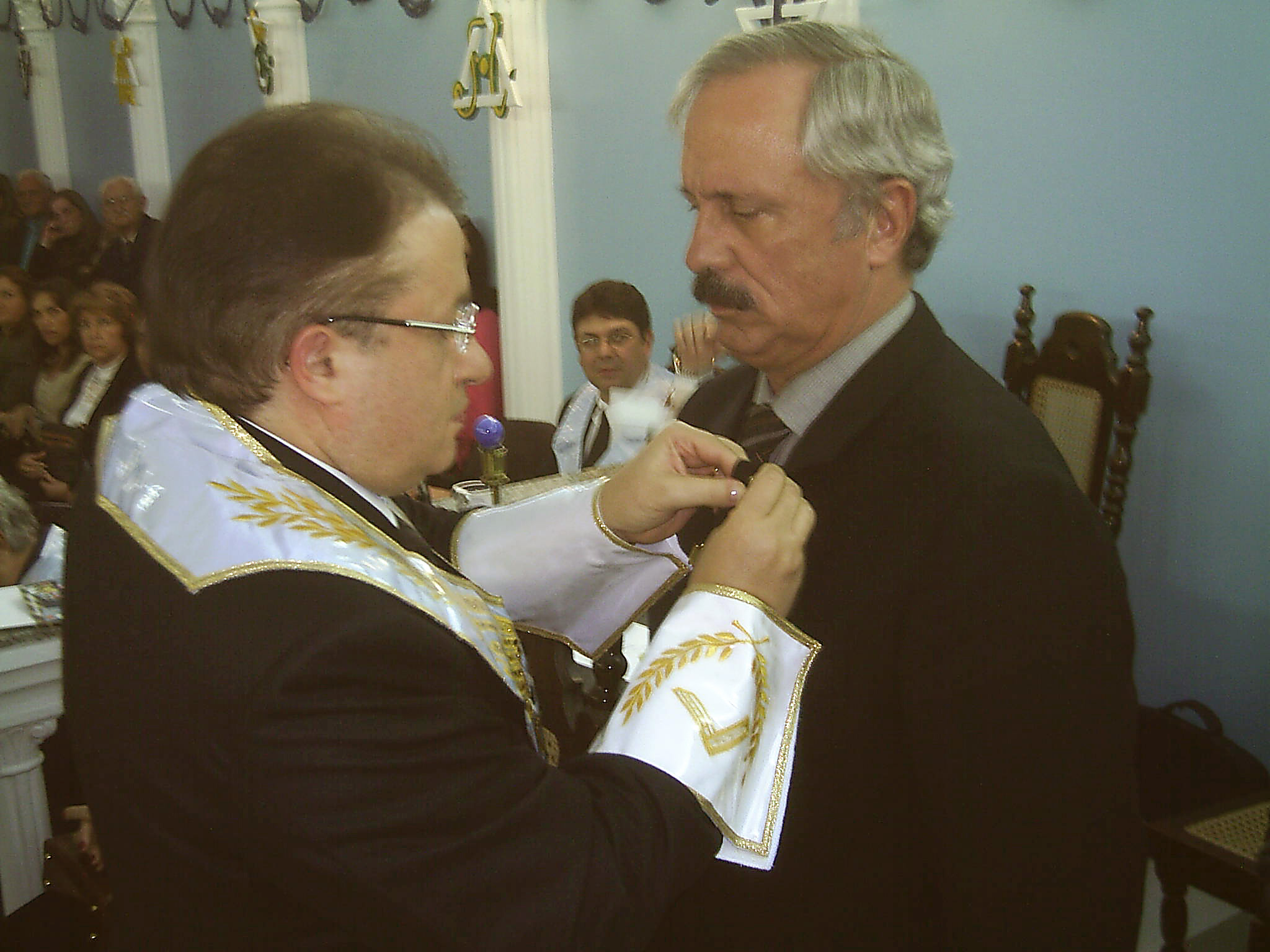 Parlamentar recebe medalha alusiva aos heróis de 1932