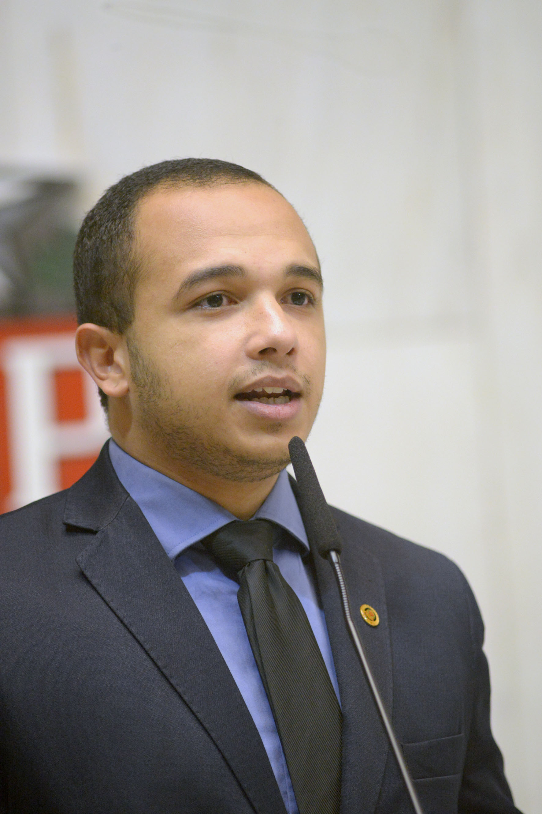 Douglas Garcia critica projeto e enaltece militares