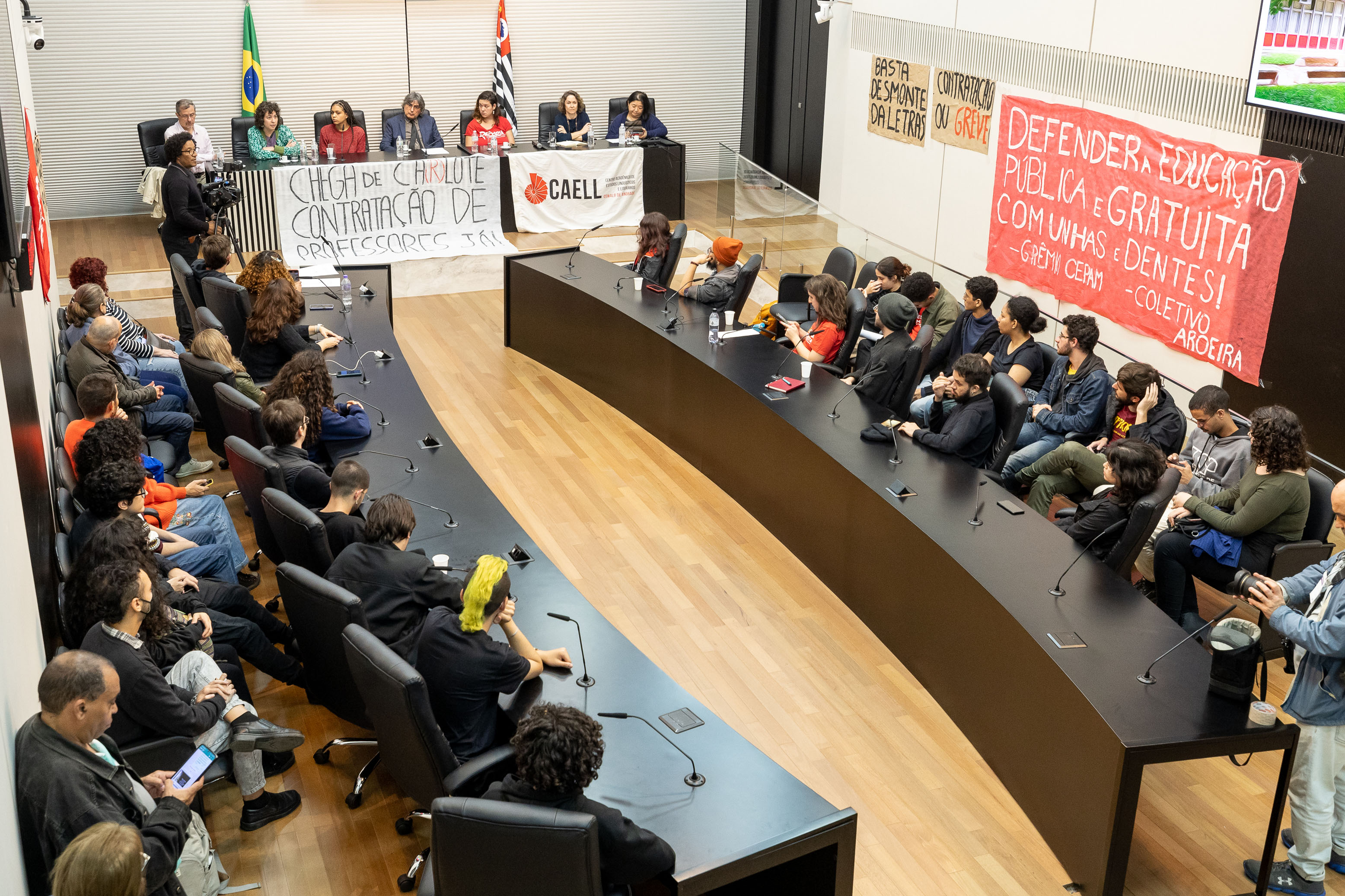 Falta de professores impede continuidade de cursos de letras da FFLCH-USP