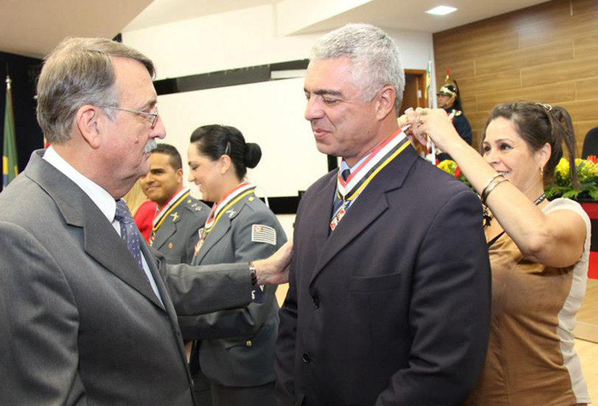 Parlamentar recebe colar pelo jubileu do MMDC