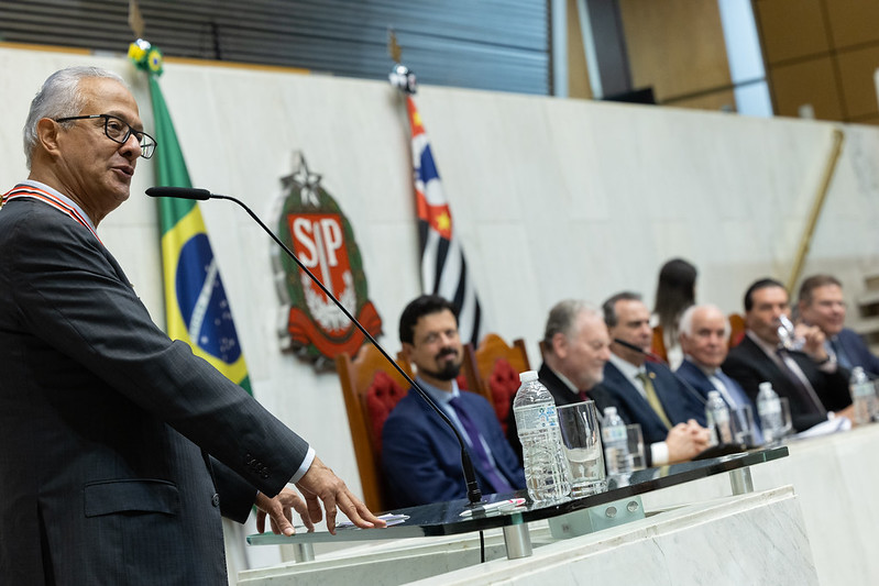Desembargador do TJSP recebe honrarias em sessão solene na Alesp