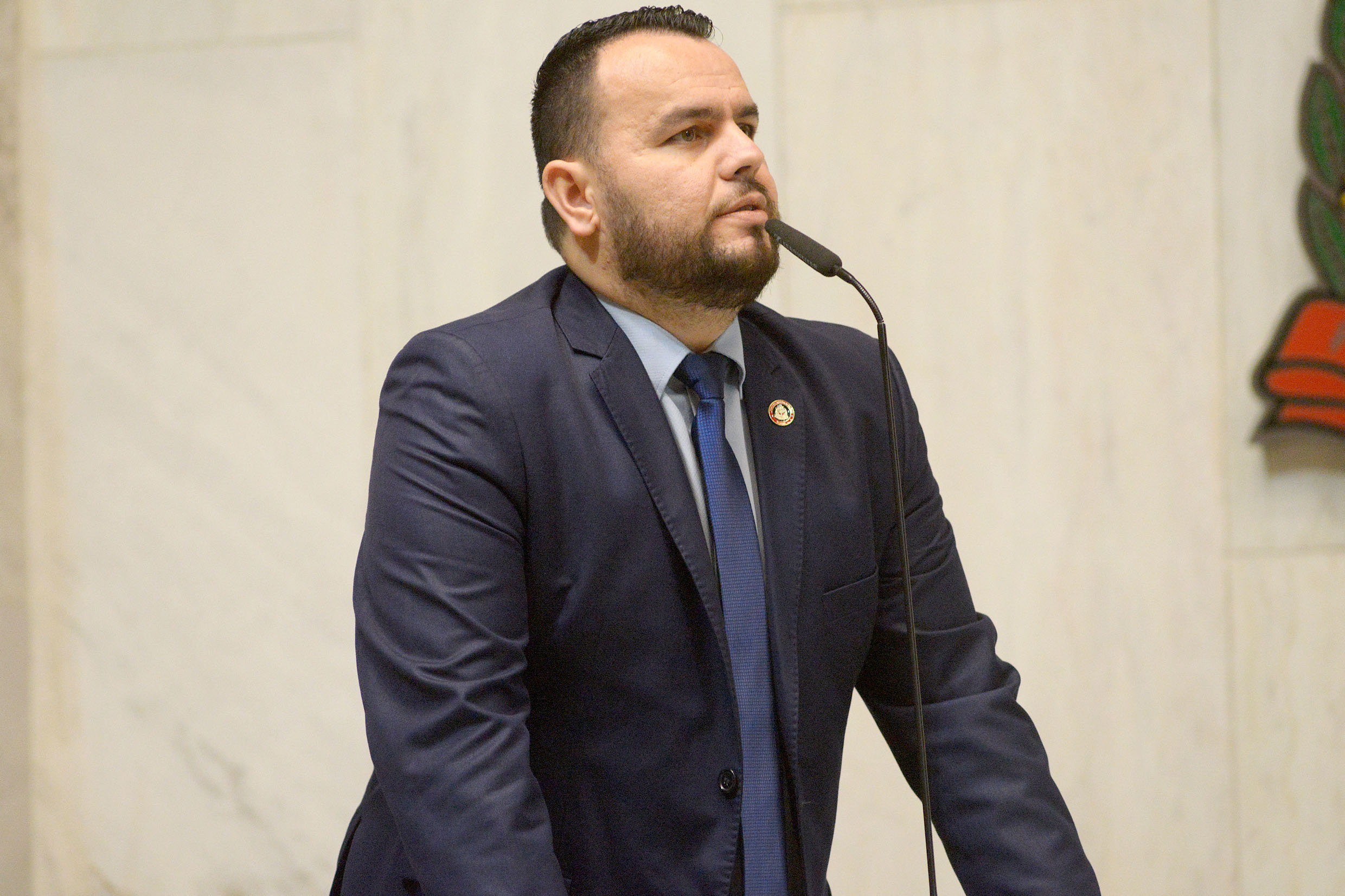Gil Diniz discorda do pronunciamento da deputada Leci Brandão